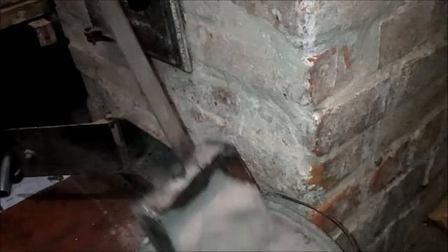 Совок для золы. Уборка золы.  Совок в действии. Жизнь в деревне.