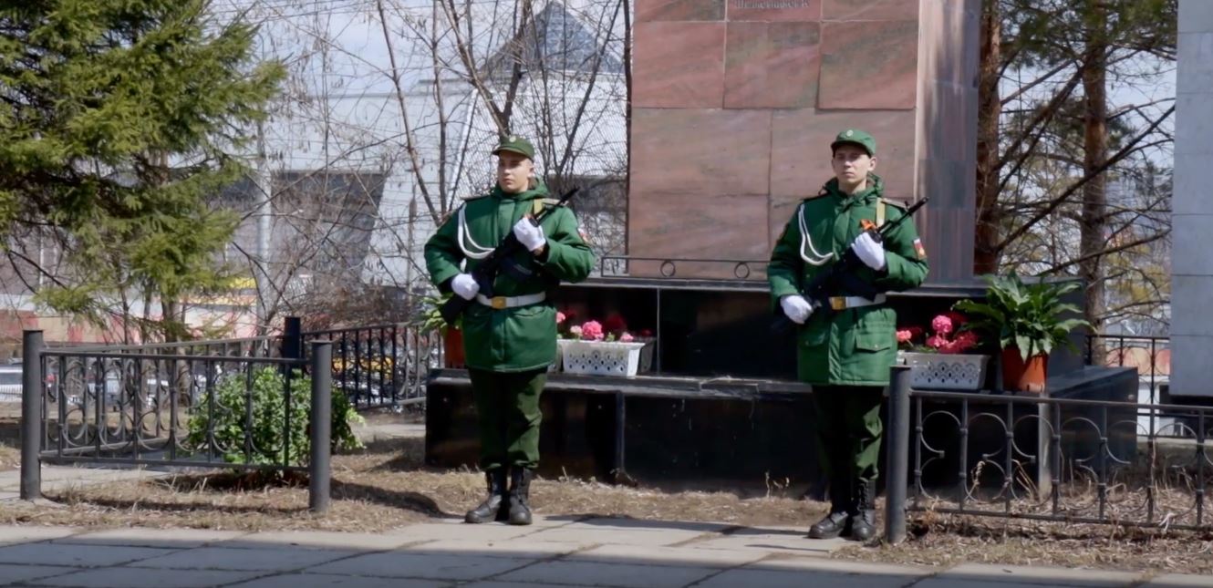 Возложение цветов у корпусов ИГУ