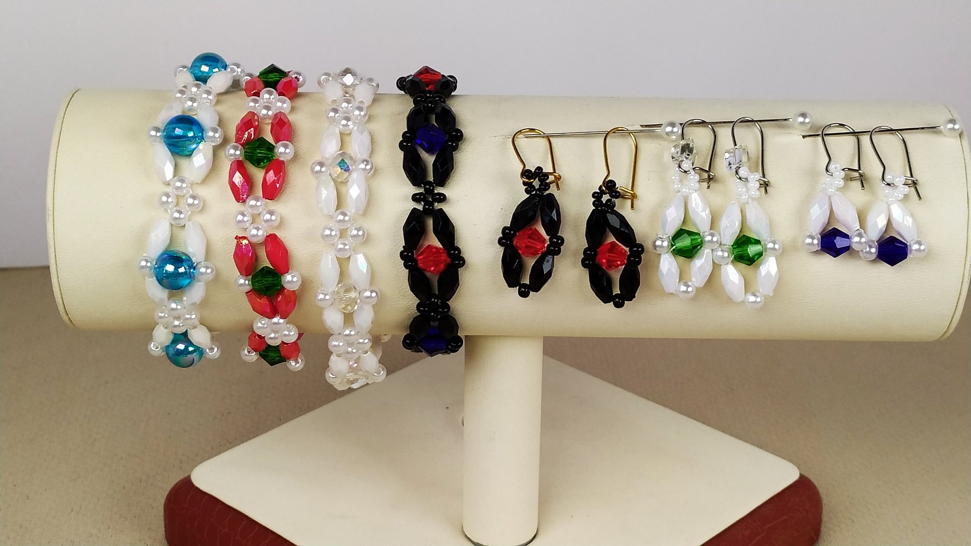 Украшения из бисера. Работы из бисера. 1 част. Браслет из бисера и бусин. Серьги.Подвеска из бисера.