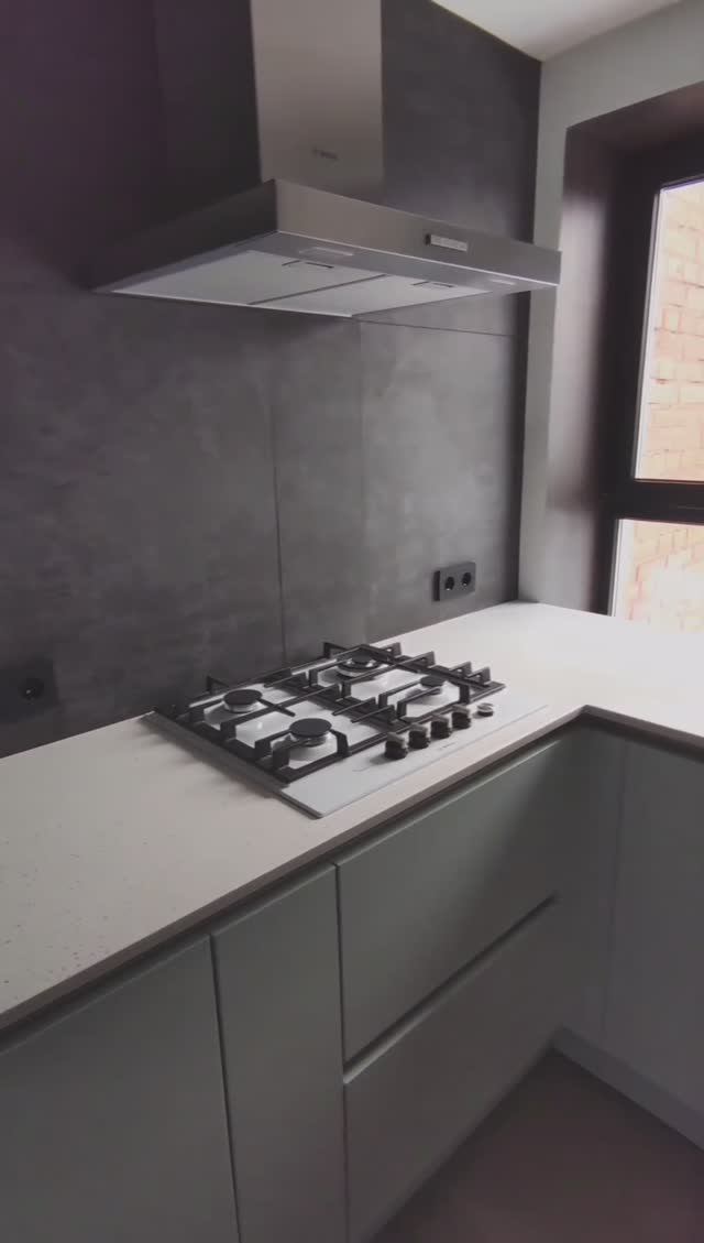 П-образная нежная кухня в коттедже