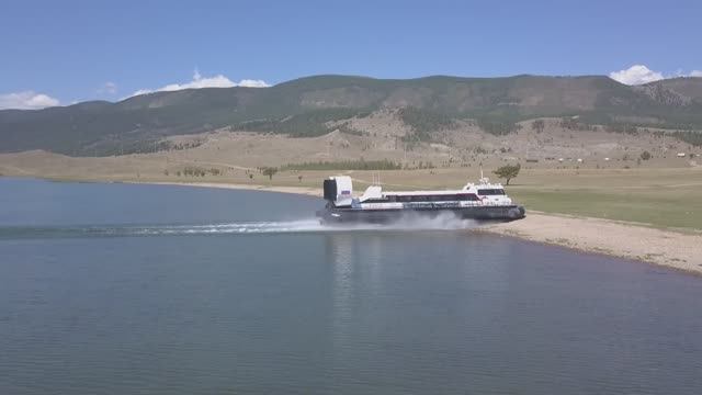 Судно на воздушной подушке движется по земле. Байкал.