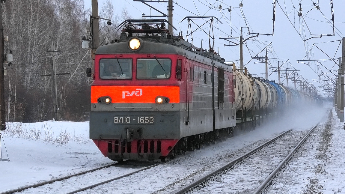 ВЛ10-1653 с грузовым поездом и приветливой бригадой следует через о.п. 195 км