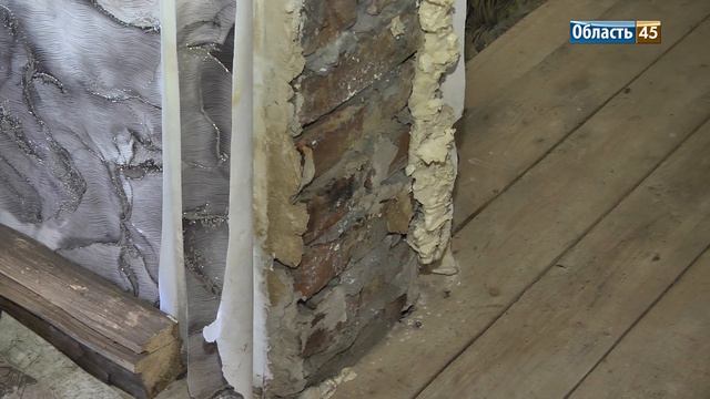 Ветеран труда в Кургане пытается восстановить дом после паводка