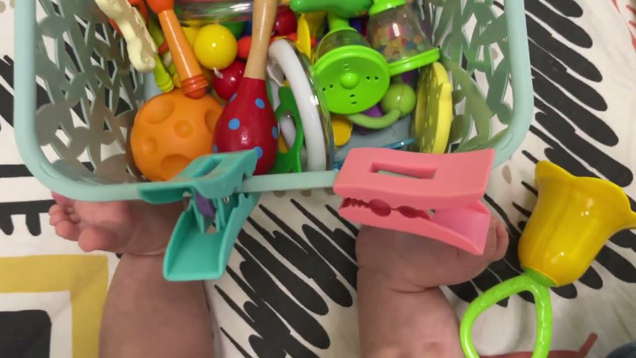 Игра с прищепками с 7 месяцев.