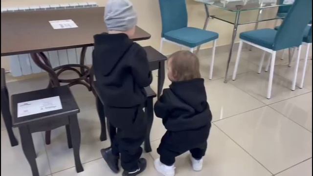 Внуки, Каролина и Артур