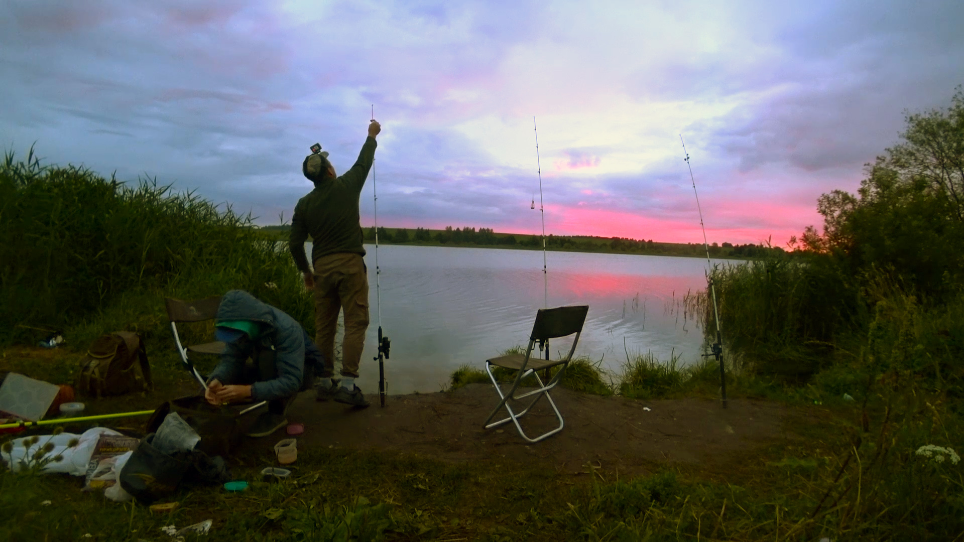 Холод, ветер,дождь а он клюнул