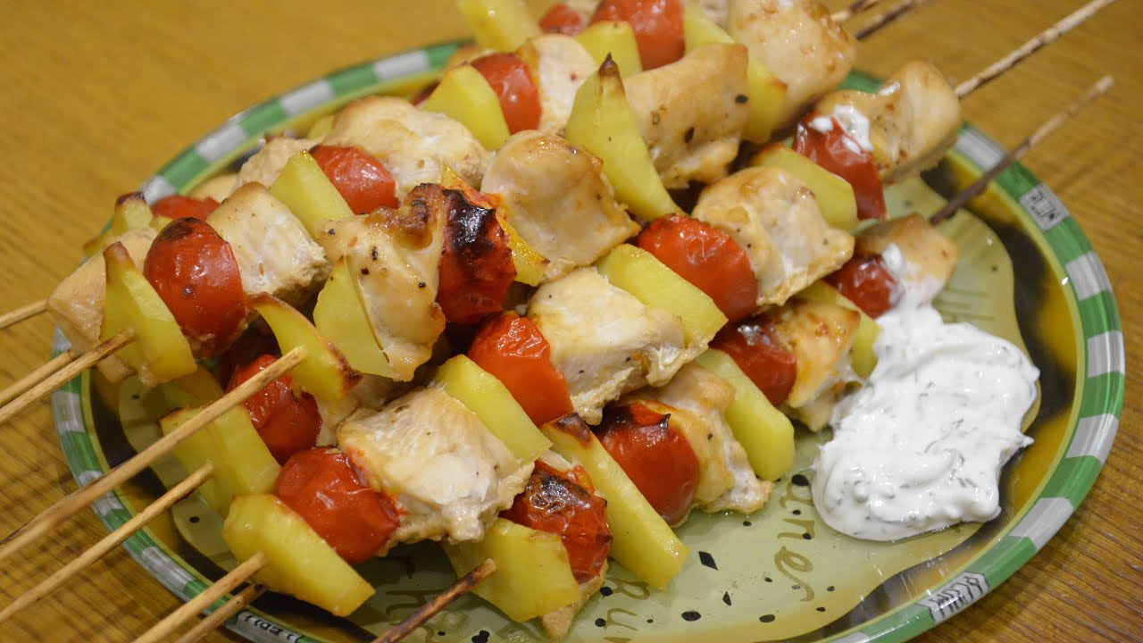Шашлык из куриного филе с соусом.