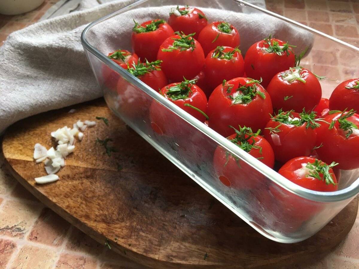 КВАШЕНЫЕ ПОМИДОРЫ  С ЗЕЛЕНЬЮ  И ЧЕСНОКОМ  Очень вкусно!
