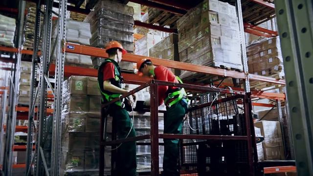 Правила безопасности работы на складе — Работая на высоте, пристегнись