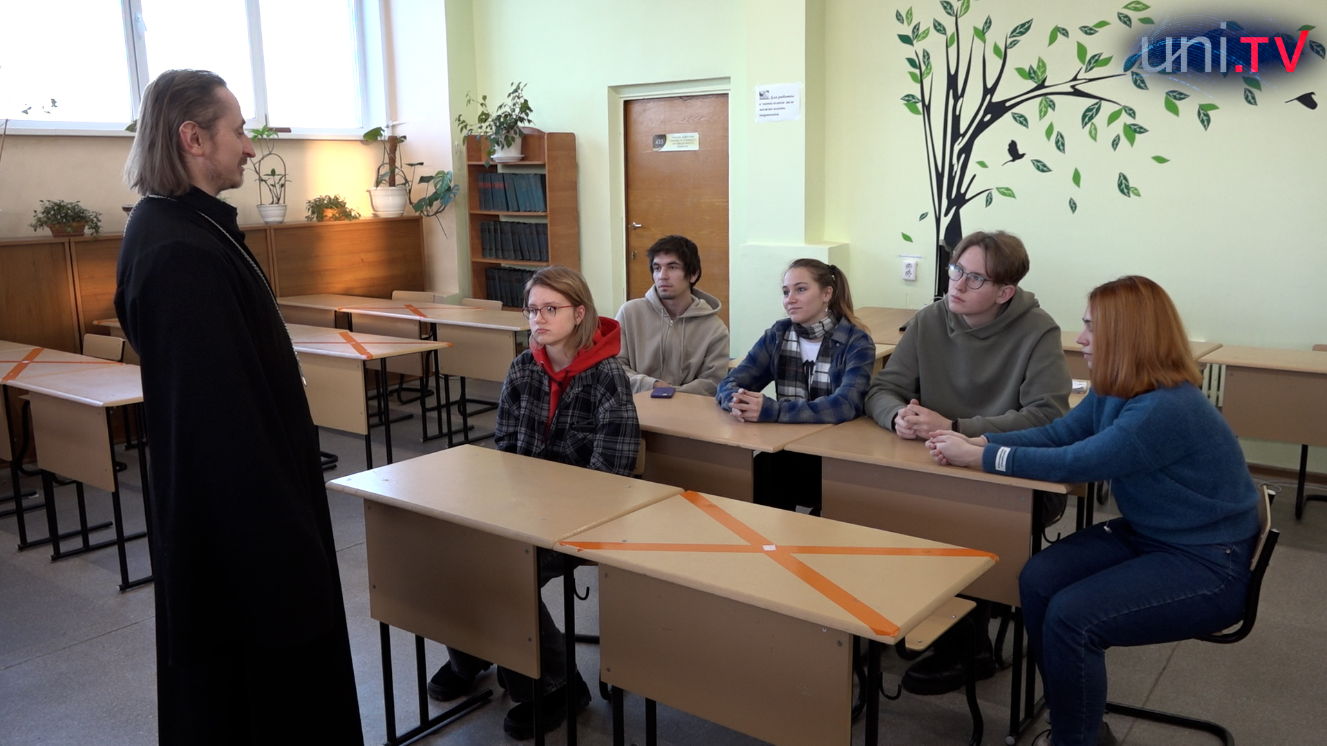 На вопросы студентов отвечает священник