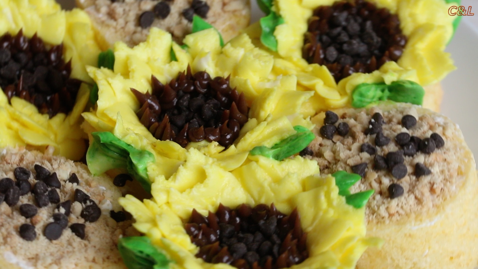 Пирожные из бисквитного рулета. Украшены сливочным кремом в виде цветка подсолнечника.