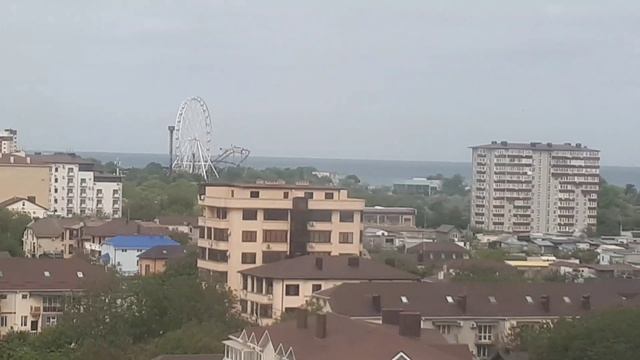 Натянул Рэю сетку. Снова три объекта одновременно. Строю курятник на столбах.