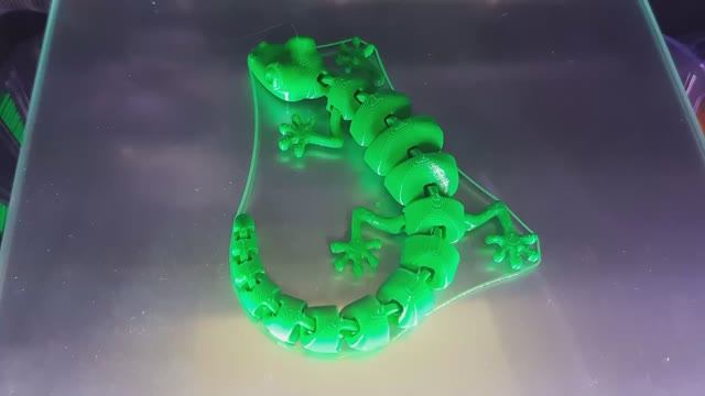 Зеленая гибкая ящерица на шарнирах, распечатанная на 3Д принтере - 3Д печать на заказ