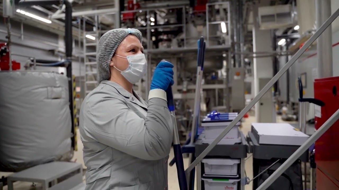 Как убирать ступени и пол из сетчатого металла на пищевом производстве