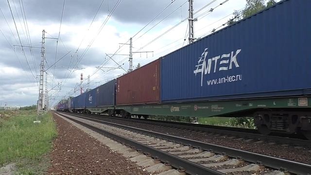Электровоз ВЛ10У-767 (ТЧЭ-21) с контейнерным поездом.