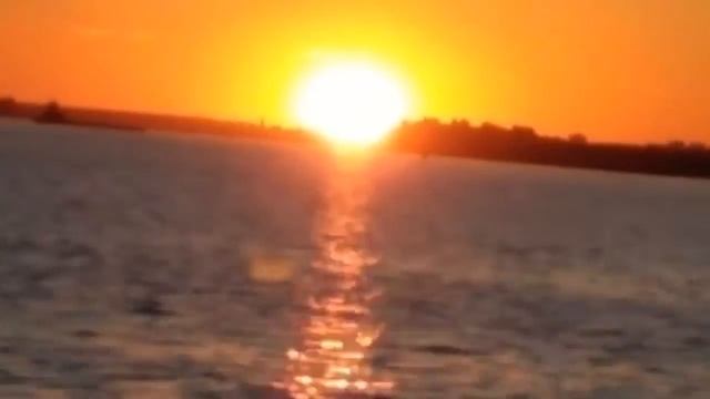 Красивый закат на теплоходе