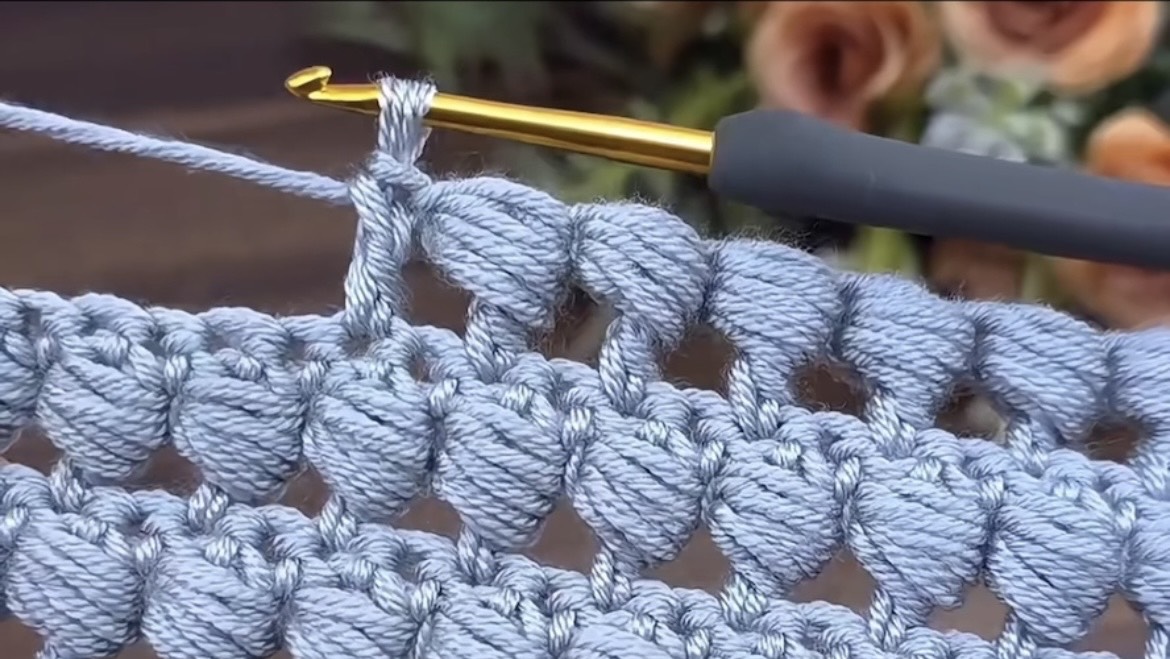 Красивый узор из пышных столбиков. 🌿 Сохраняйте! 💫 #вязаниекрючком #узоркрючком