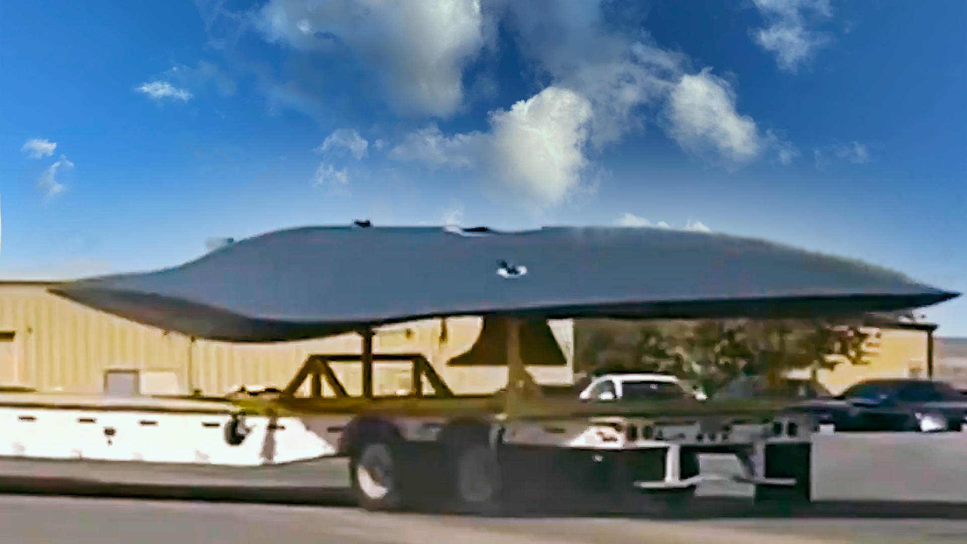 НЛО или истребитель шестого поколения На базе в США.mp4