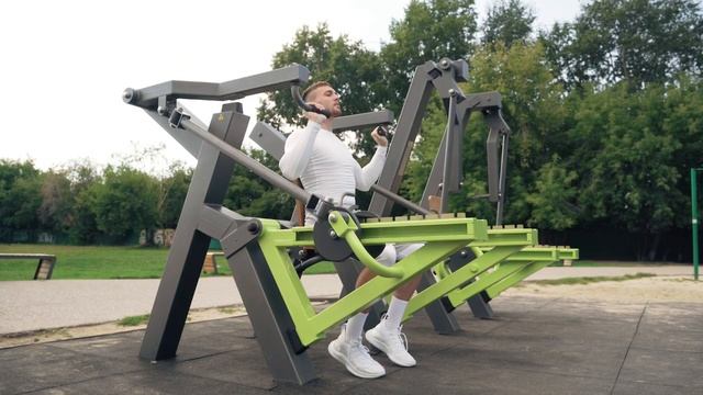 Уличный тренажер жим сидя с переменной нагрузкой.