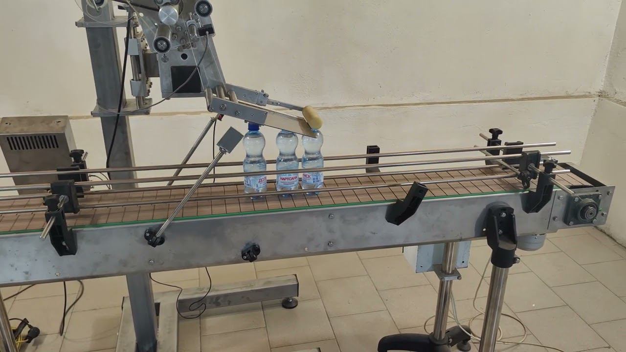 Наклеивание этикетки c куар кодом QR код на бутылку -  EtiKon.ru