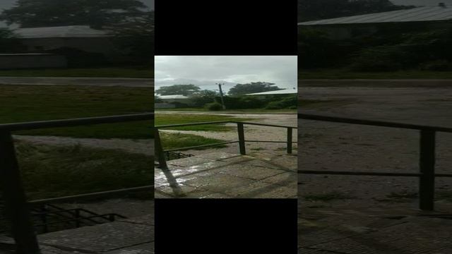 заехал на почту солнце светило , вышел ливень )))