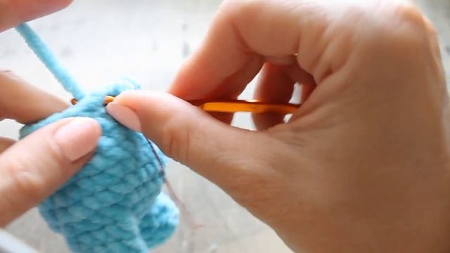 Плюшевый мишка в шарфике вязаный крючком. МК.mp4