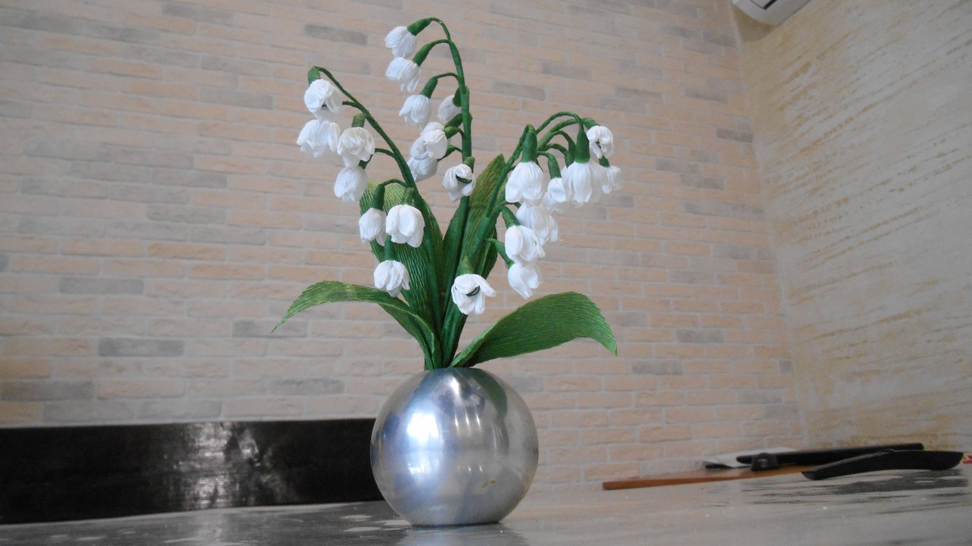 Ландыши из гофрированной бумаги