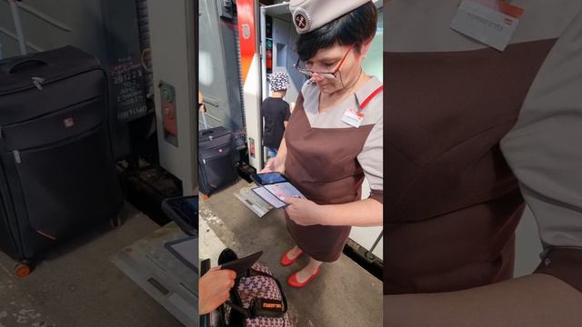 Заходим в поезд Адлер-Москва, для входа нужен только паспорт, поднимаемся на 2 этаж