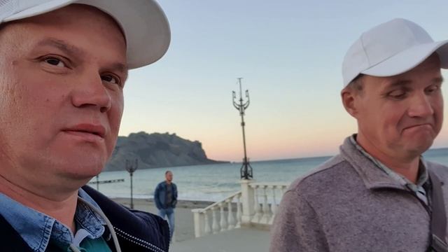 барабанит Коктебель уличная музыка