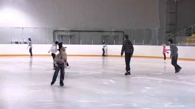 Ночные сеансы массового катания стартовали в Ледовом Дворце 'Арена'. Март 2011 год.