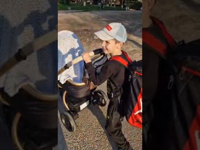 в первый раз с братишкой на прогулке