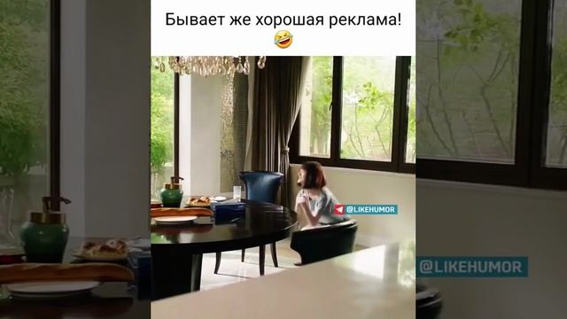 робот готовит.