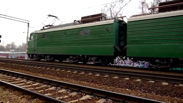 Электровоз ВЛ10У-072 (ТЧЭ-5) следует резервом.