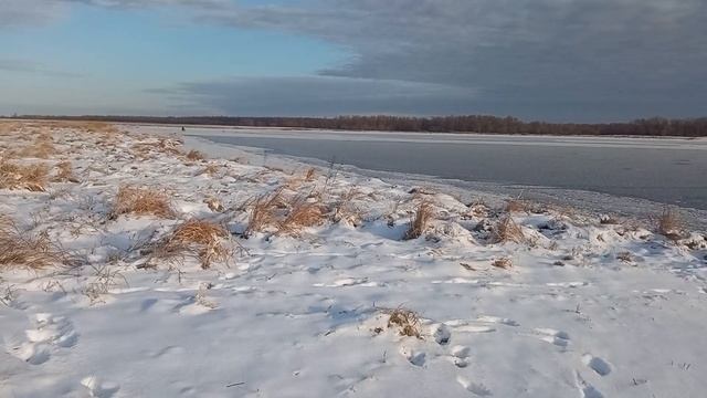 ВОТ И ОЗЕРО ЗАСТЫЛО