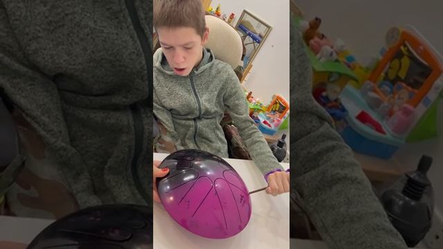 Я супер Влад играю руками не глазами а руками на барабане