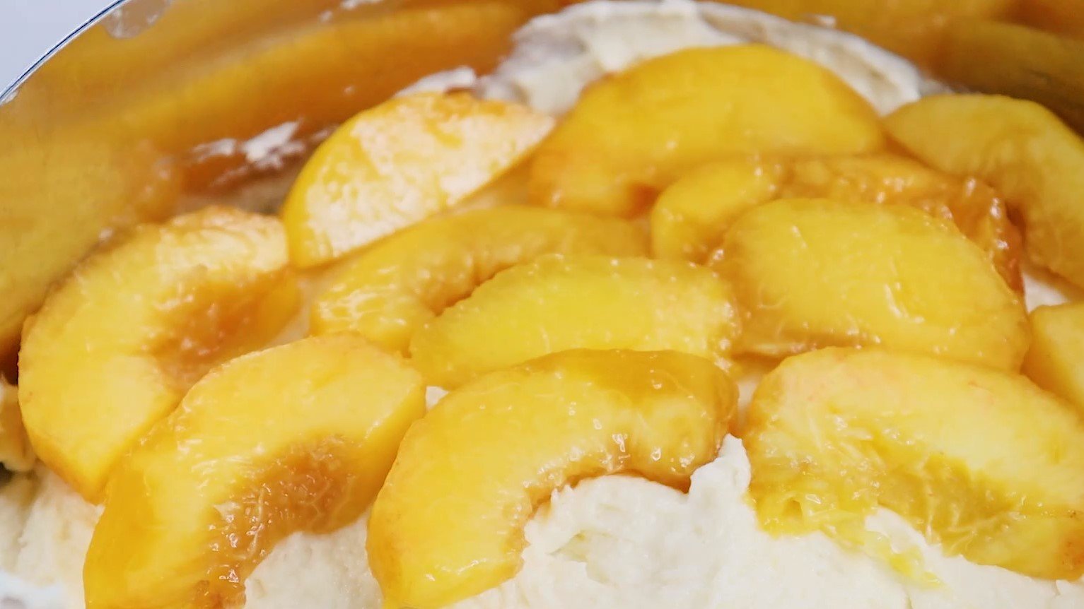 Беру обычный творог и персики, а кекс получается просто "пальчики оближешь", быстро и просто.