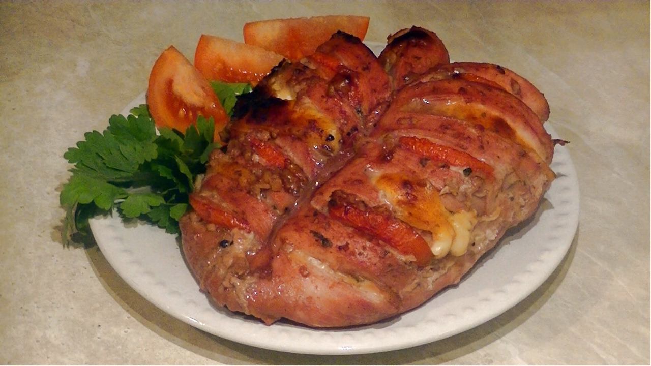 Фаршированные куриные грудки в винном соусе