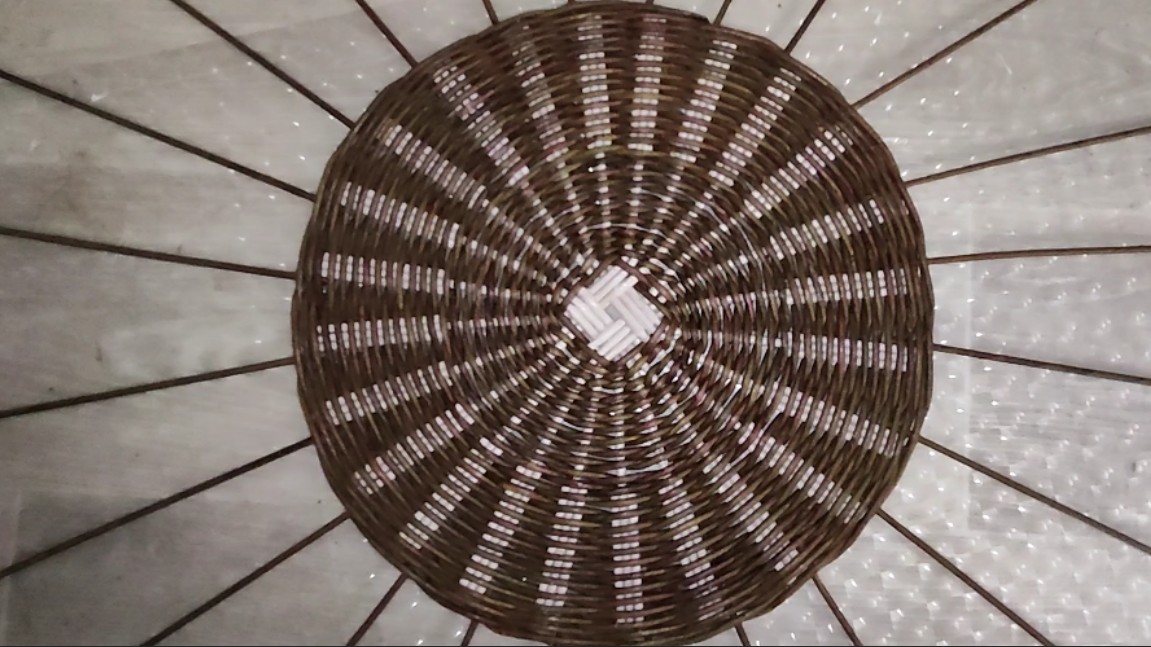 МК. Поднос коричневый из бумажной лозы. Дно. Часть 1. #258(1)