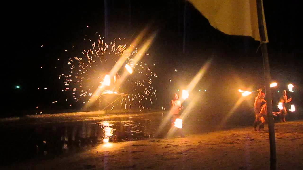 Файер шоу на пляже на острове Чанг