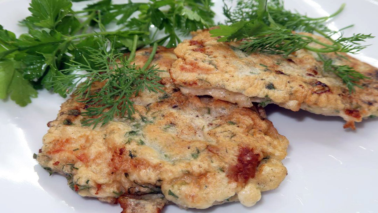 Отбивные из свинины в кляре с зеленью на сковороде