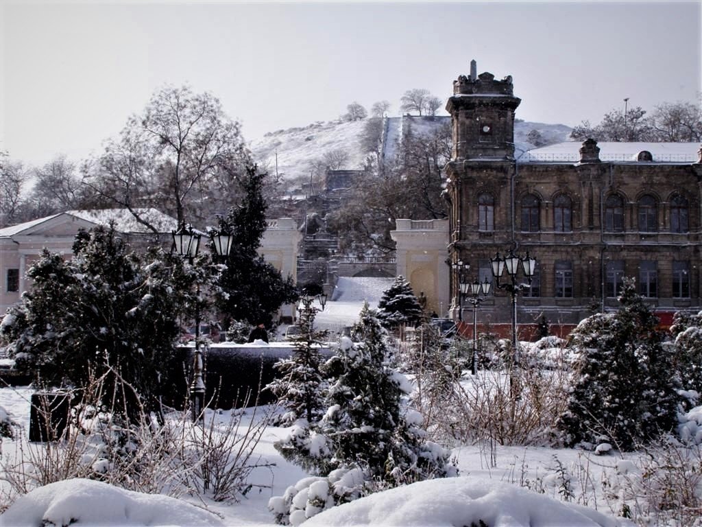 Керчь засыпало снегом.