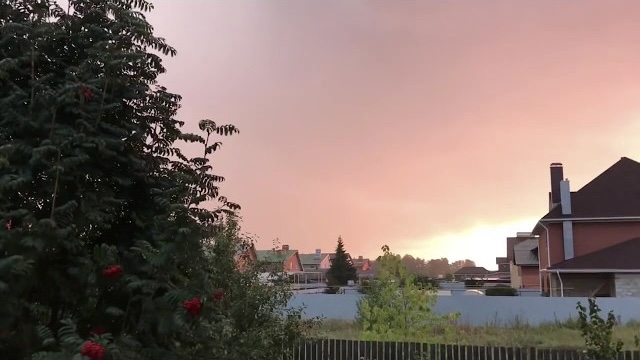 Просто вечереет, просто тихий дождь. И я, на завалинке.