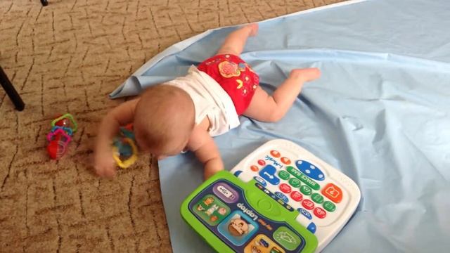 Алиса ползает и играет