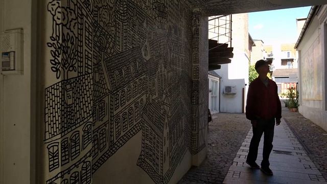 Стрит-арт. Проходной двор Сёндергаде 31 в Хорсенсе, Дания. 25 сент. 2022