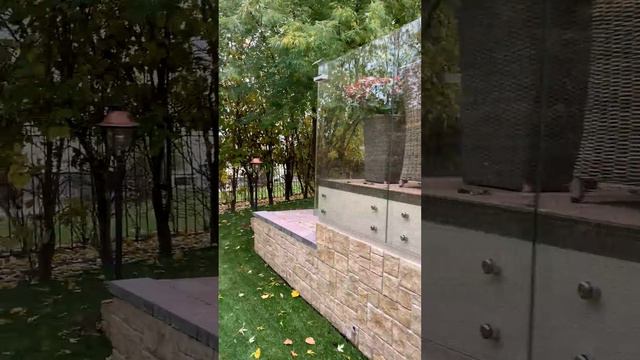 Стеклянное ограждение террасы из прозрачного стекла на точечном креплении