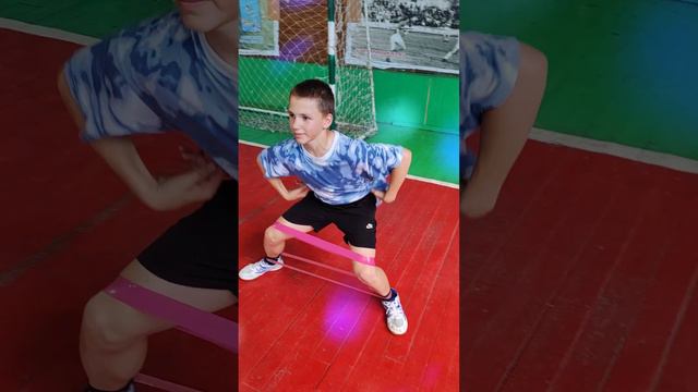 Шагаем в приседе!