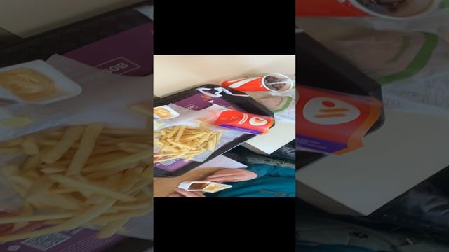 Нам принесли еду