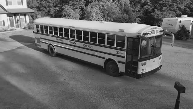 Превратил школьный автобус в лакшери крошечный дом