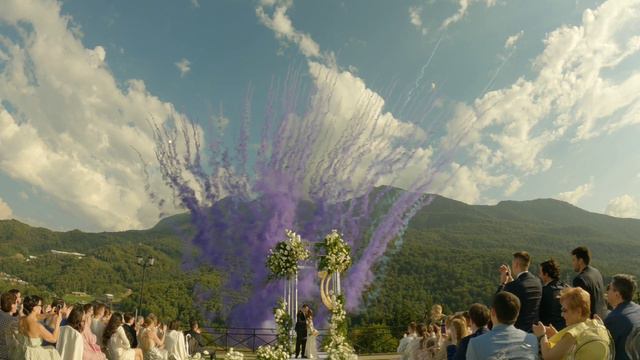 Фиолетовый дым в горах (Дневной салют)