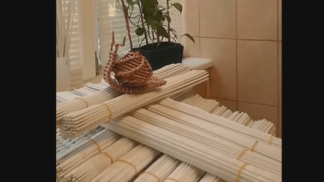 Как делают бумажные трубочки ( для плетения ) .